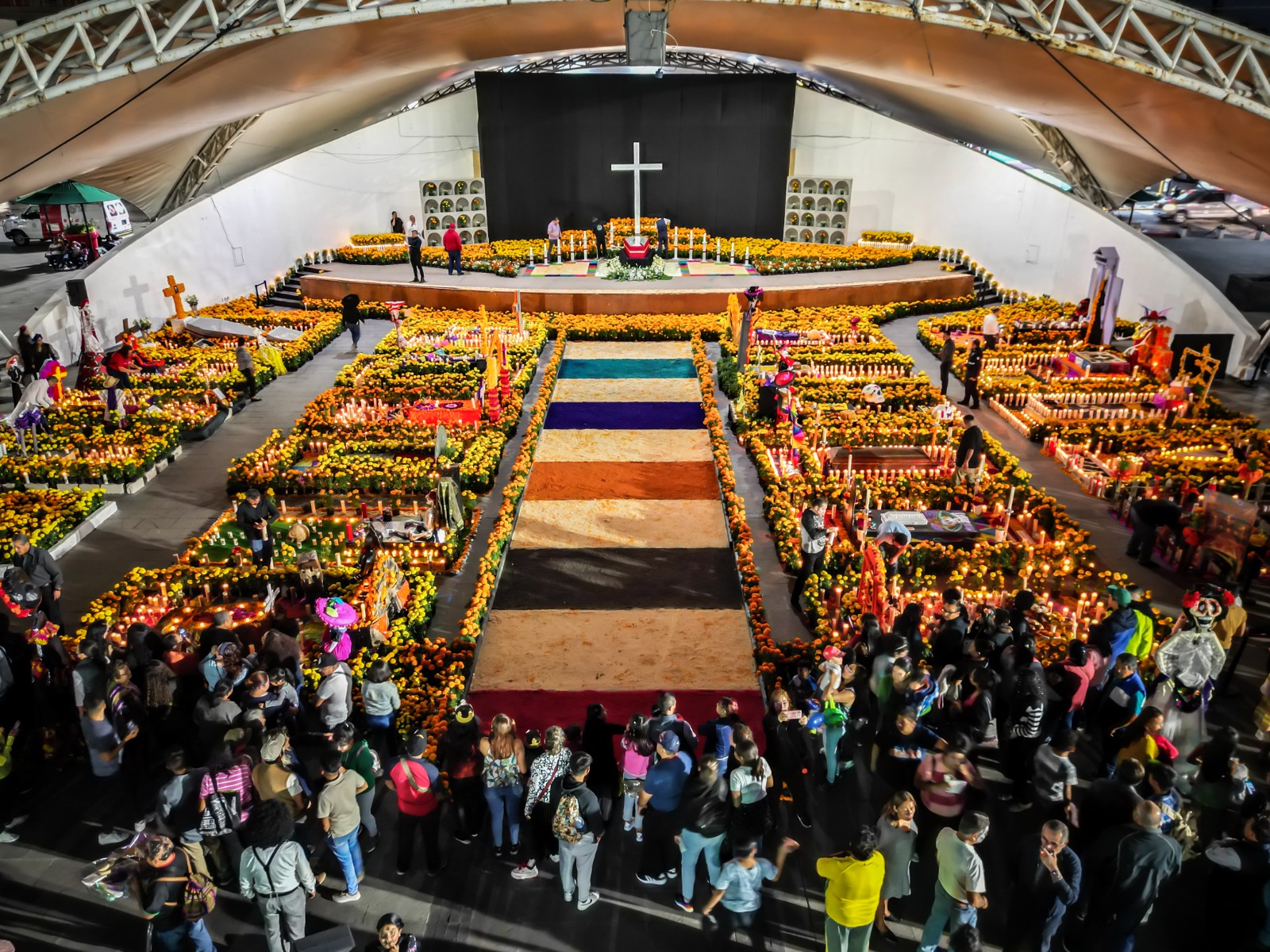 Tlalnepantla honra la vida y la muerte con mega ofrenda y colorido ...