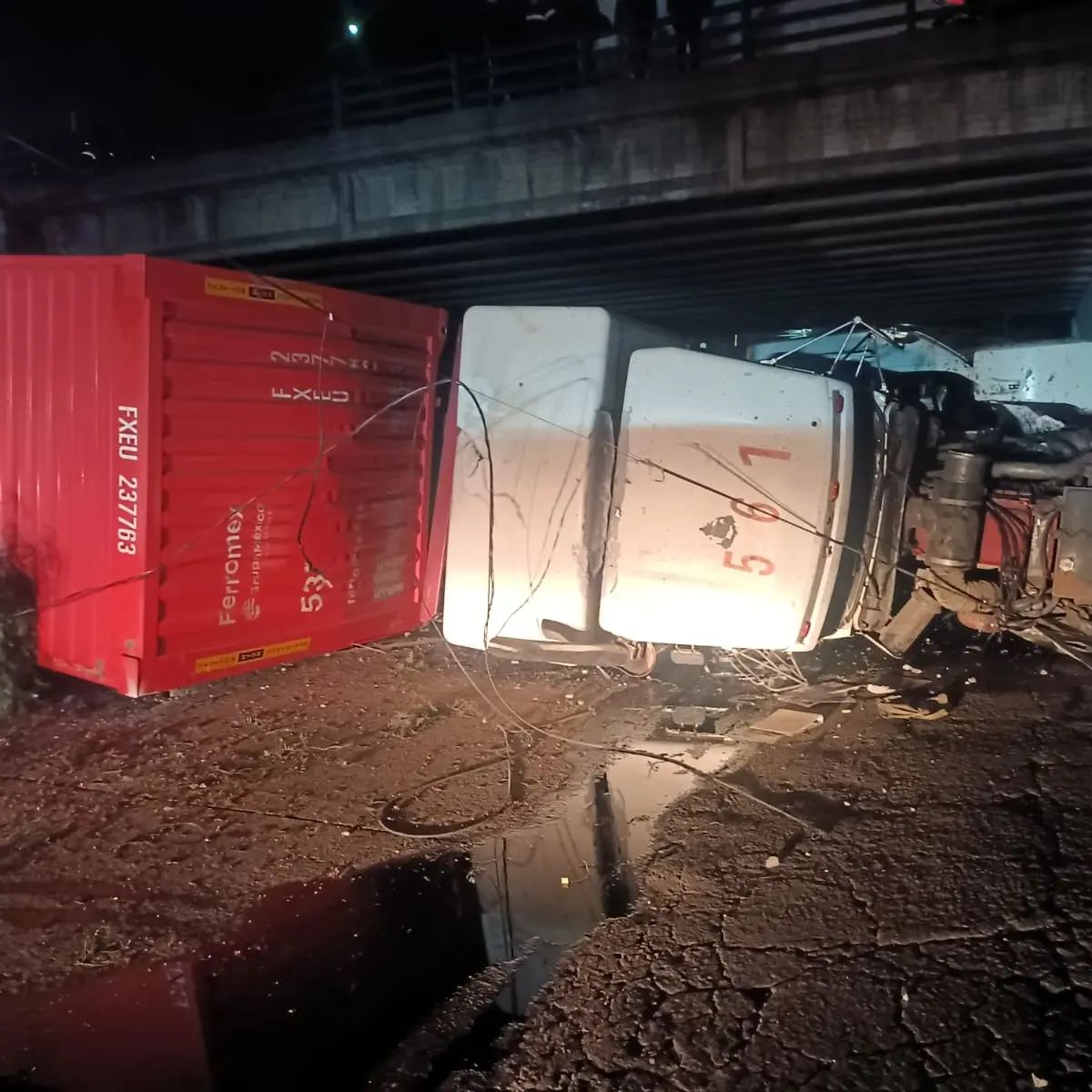 En Tlalnepantla: trailero cae de puente en la via Reyes Heroles y ...