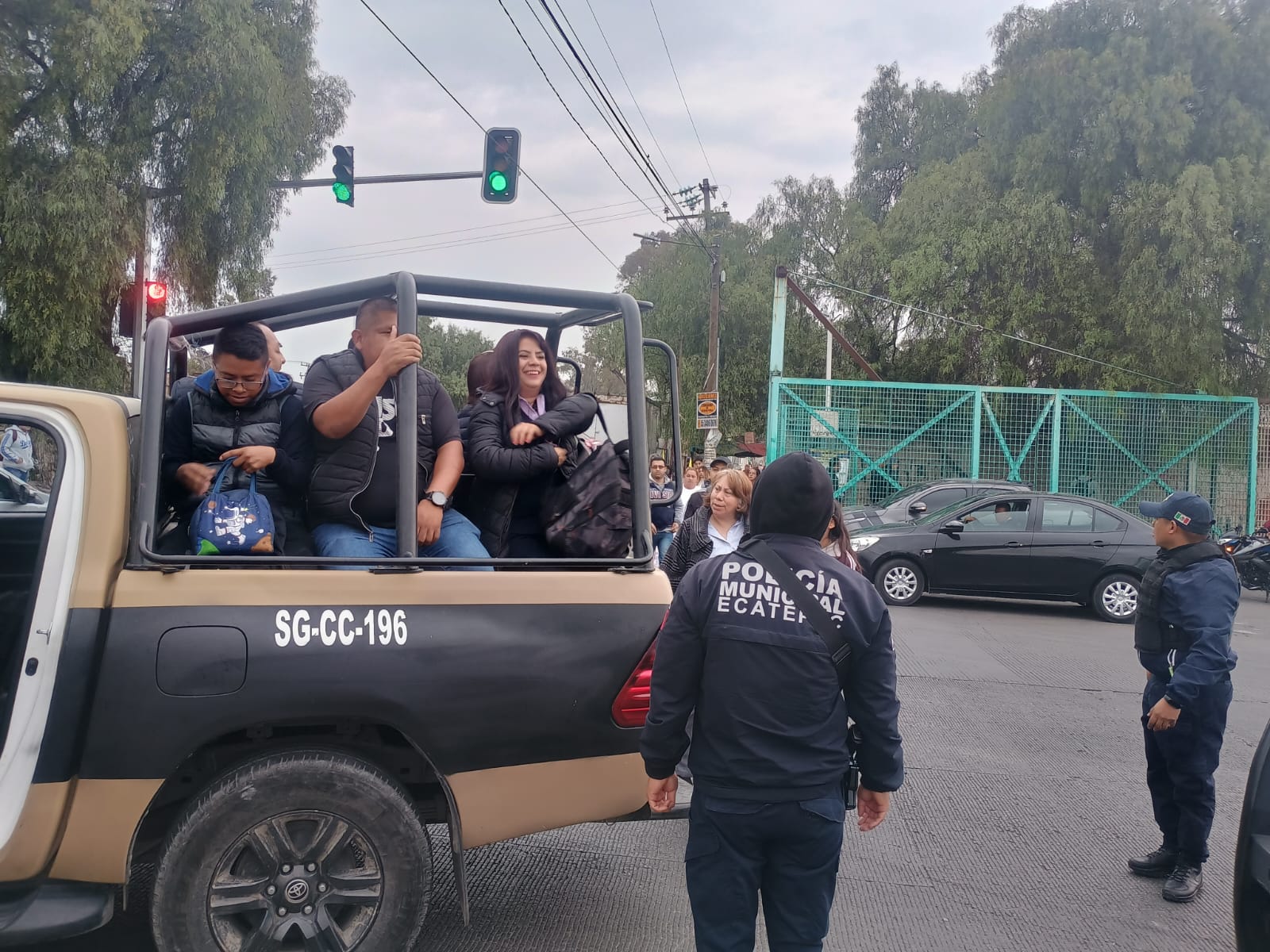 Policía de Ecatepec apoya en traslados a personas varados en bloqueos ...